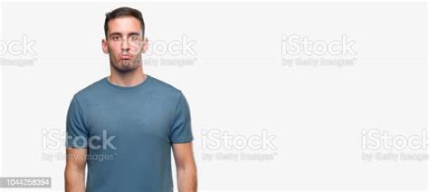 잘생긴 젊은 캐주얼 남자 우울 하 고 분노 하 고 무서 워 울고 고통에 대 한 걱정 슬픈 식입니다 T 셔츠에 대한 스톡 사진 및 기타 이미지 Istock