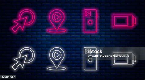 위치 스마트 폰 휴대 전화 화살표 커서 및 배터리 충전 수준 표시기와 라인 디지털 미디어 플레이를 설정합니다 벽돌 벽에 빛나는 네온 아이콘입니다 벡터 0명에 대한 스톡 벡터