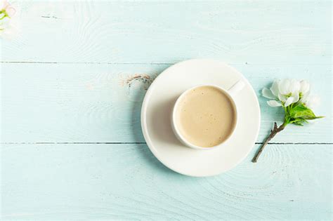 뜨거운 향기로운 커피 한잔과 나무 파란색 배경에 사과 나무의 꽃이 만발한 지점 평면 레이아웃입니다 0명에 대한 스톡 사진 및 기타 이미지 Istock