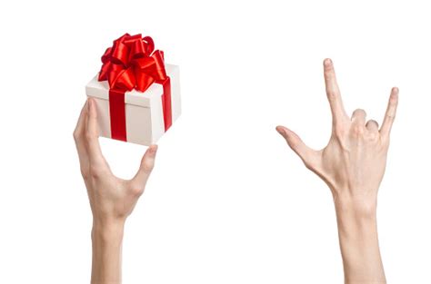 축 하와 선물의 테마 화이트 레드 리본 및 활 스튜디오에서 흰색 배경에 고립 된 가장 아름 다운 선물 상자에 포장 하는 선물을 들고 손 기념일에 대한 스톡 사진 및 기타