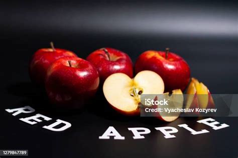 화면 중앙에는 슬라이스 조각과 붉은 육즙이 많은 사과의 절반이 있습니다 0명에 대한 스톡 사진 및 기타 이미지 0명 건강한 식생활 과일 Istock