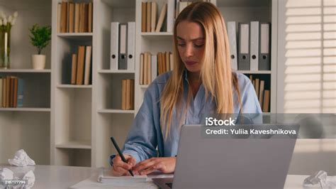 백인 여학생 소녀 공부 일하는 홈 오피스 도서관 여자 슬픈 스트레스 구겨진 종이 사업가 비즈니스 아이디어 노트 쓰기 불만족스러운 실수 노트에서 종이를 찢어 버리다 걱정하는에