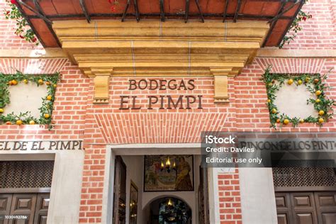 말라가 스페인의 시 센터에서 전통 스페인 요리와 유명한 술집 엘 Pimpi의 문과 벽면 장식 거리에 대한 스톡 사진 및 기타 이미지 Istock