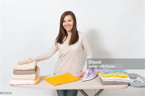 가벼운 캐주얼 다림 가족 의류 다리미와 다림 질 보드에 수건에에서 젊은 매력적인 주부 흰색 배경에 고립 된 여자입니다 가사 개념입니다 광고에 대 한 공간을 복사 합니다 가사