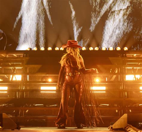 Lainey Wilson Brings Whirlwind Tour To Austin With Drake Milligan