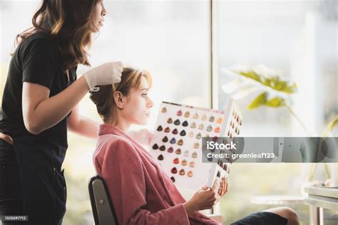 전문 미용사 스타일리스트 사람 및 헤어 패션 뷰티 살롱 개념 헤어 스타일과 헤어 케어에 대한 여성 클라이언트 Coiffure 이발소 장비 헤어 스타일리스트 작품은 여성