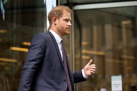 Prins Harry Er Blevet Sin Egen Tragedie Den Ensomme Kamp Viser Hvor