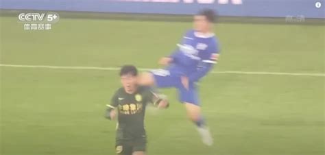 中國足球員「飛膝爆頭」對手，裁判卻連警告、黃牌都沒給！ Juksy 街星