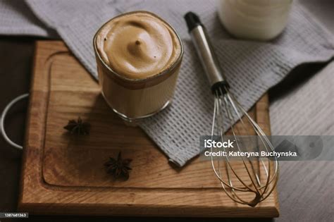 우유를 곁들인 인기 있는 트렌디한 음료 달고나 커피 한 잔 휘스와 아이스 0명에 대한 스톡 사진 및 기타 이미지 0명 갈색 거품 내기 Istock