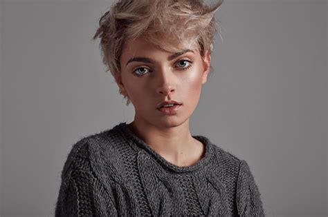 짧은 금발 머리 착용 메리 노 울 스웨터 회색 배경 위에 고립 된 젊은 여자의 초상화 20 24세에 대한 스톡 사진 및 기타 이미지 20 24세 가냘픈 가을 Istock