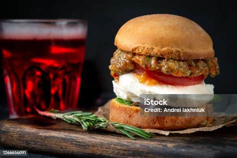 나무 판에 튀긴 가지 토마토 양상추 아보카도 모짜렐라 치즈로 만든 채식 햄버거 채식 음식에 대한 스톡 사진 및 기타 이미지 채식 음식 치즈버거 0명 Istock
