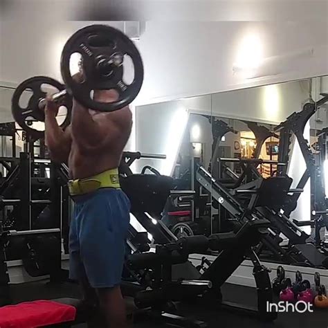 ☑e Z바 바벨컬 이두근 크기와 힘을 발달시키는 대표적인 운동으로 보디빌더들이 즐겨하는 운동입니다 이 운동의 핵심은 신체의 반동을 이용하지 않고 팔꿈치를 고정시킨