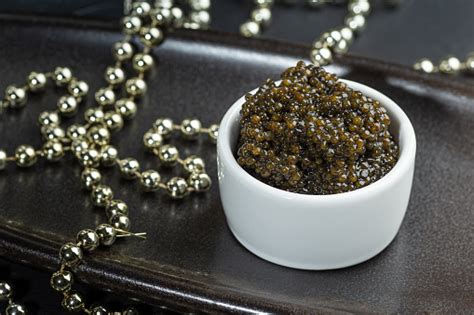 검은 캐비어 실버 트레이에 세라믹 그릇과 은색 구슬과 진주에 검은 철갑상어 캐비어 0명에 대한 스톡 사진 및 기타 이미지 0명 거친 필름 효과 건강한 생활방식