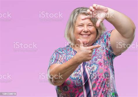 손으로 만드는 프레임 및 행복 한 얼굴로 손가락을 웃 고 고립 된 배경 위에 백인 여자 수석 더하기 크기 창의력과 사진 개념입니다 개념에 대한 스톡 사진 및 기타 이미지