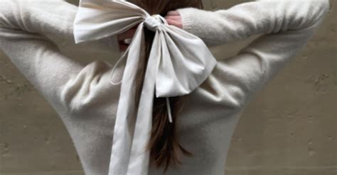 가을 패션 고요한 고전적인 표정 고정 머리 긴 머리 뉴트럴 컬러 팔레트 단순한 뒷모습 매우 복잡한 머리 활 미니멀리스트 미니멀리즘 부드러운 색조