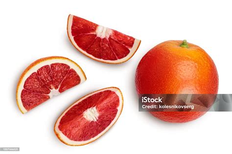 클리핑 경로와 흰색 배경에 격리 된 슬라이스와 혈액 빨간색 오렌지 맨 위 보기입니다 플랫 레이 0명에 대한 스톡 사진 및 기타