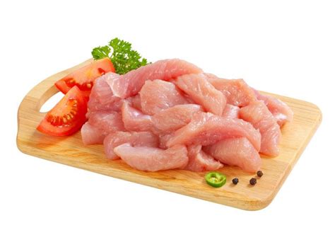 新新鲜的鸡胸肉图片 白色背景中木砧板上的生鸡肉条素材 高清图片 摄影照片 寻图免费打包下载