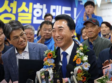 민주 박수현 ‘6선 도전 정진석 누르고 삼수 끝에 국회 입성 민주 박수현 ‘6선 도전 정진석 누르고 삼수 끝에 국회 입성
