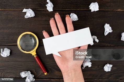 생각 버블 시트와 돋보기로 테이블 위에 구겨진 종이로 둘러싸인 사업가의 손 비즈니스 브랜딩을위한 복사 공간이있는 시트를 들고있는 여성 개념에 대한 스톡 사진 및 기타 이미지