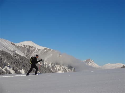 蔚蓝的天空下一名装备齐全正在攀爬雪山的登山者高清图片下载 风光自然图片 乐美图网