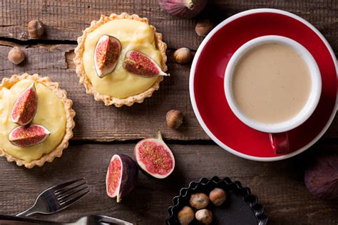 커스터드 크림과 무화과를 곁들인 맛있는 타르트에 커피 한 잔n 무화과에 대한 스톡 사진 및 기타 이미지 무화과 가을 견과 Istock