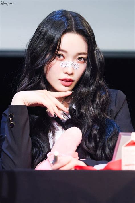 Pin oleh ˏˋ 𝐤𝐫𝐢𝐬 ˎˊ di I d o l s