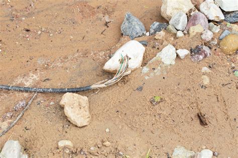 실외에서 전기 케이블의 좌초 또는 접속 배선함 지구 표면에 누워있는 와이어 건설 산업에 대한 스톡 사진 및 기타 이미지 건설 산업 건설 현장 광섬유의 Istock