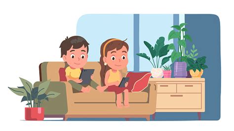 집에서 휴대 전화 태블릿 컴퓨터를 사용하는 아이들 소녀 소년 어린이들이 스마트폰 휴대폰 장치를 들고 소파에 앉아 있습니다 가제트 중독 여가 통신 기술 평면 벡터 일러스트