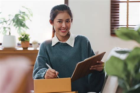 중소기업 중소기업 소유자 소포 E비즈니스 마케팅 온라인 상점 중소기업과 함께 일하는 여성 기업가 개념에 대한 스톡 사진 및 기타