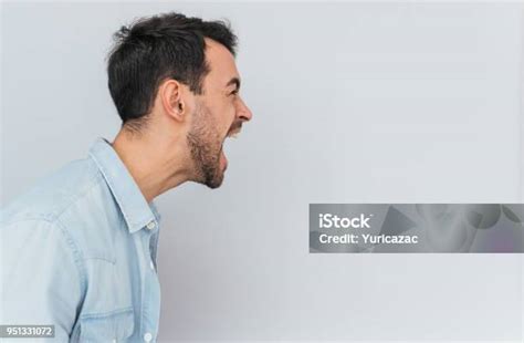 감정적인 미친 세련 된 젊은 남성 비명의 측면 보기 초상화 소리와 분노 부정적인 감정 흰색 배경 위에 절연 표현 강조 되 고 감정 감정과 사람들 개념 감정에 대한 스톡 사진