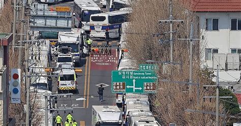 헌재 정문 앞 진공 상태