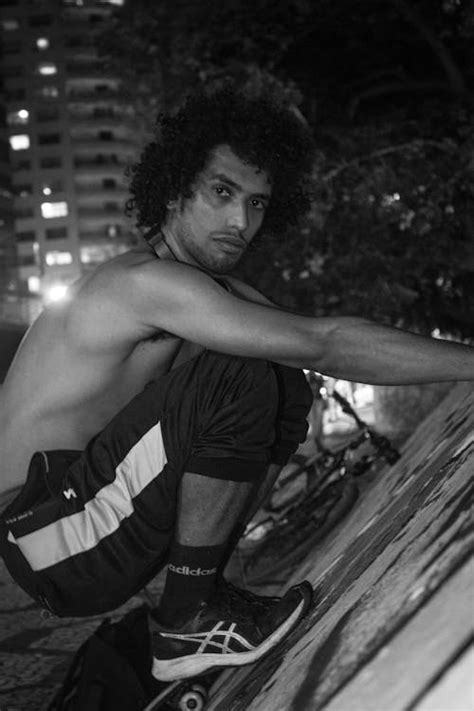 Бесплатные стоковые фото на тему вертикальный выстрел голый торс мужчина оздоровление сауна