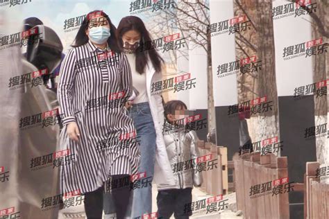 独家付辛博颖儿一家三口现身 小月亮牵着妈妈超乖 搜狐大视野 搜狐新闻