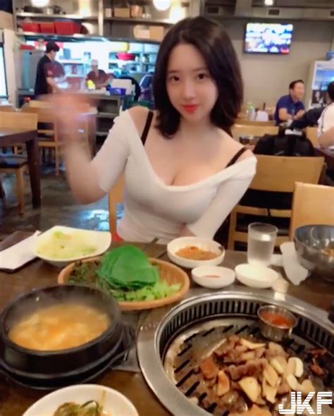 【ev女孩】插花老師「胸部太大」怎麼辦？緊身洋裝「爆乳倒奶」上課，同學：插好插滿！ Ev撲克官網
