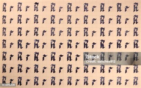 서예 문자 R 학습 기술 종이 페이지 서예 문자 R 배경입니다 워크 시트를 작성하는 문자 연습 필기 기호 채우기 패턴입니다 0명에 대한 스톡 사진 및 기타 이미지 Istock