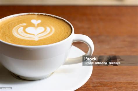 커피 카페에서 나무 배경에 라떼 아트와 카푸치노의 화이트 컵 라떼에 대한 스톡 사진 및 기타 이미지 라떼 레스토랑 마실 것 Istock