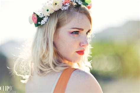 배경 화면 사람들 모델 초상화 금발의 꽃들 만 사진술 드레스 유행 머리 섬 포도 수확 보케 피부 꽃 무늬의 의류 12 웰링턴 85mm