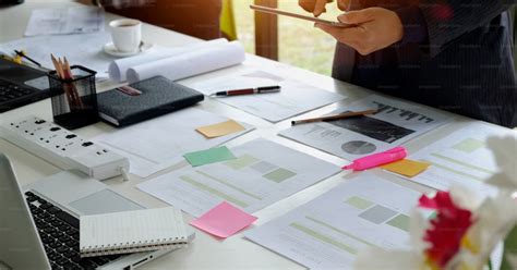 팀워크 다양성 개념 사무실의 회의실에서 비즈니스 프로젝트와 전략을 논의하는 사람들의 그룹 사진 Unsplash의 연구 및 개발 이미지