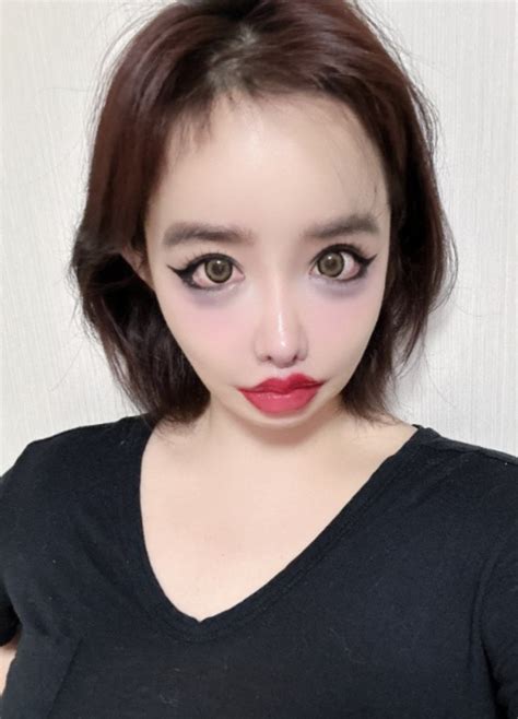 휴식 중인 박봄 더 커진 눈 코 입 [★sns]