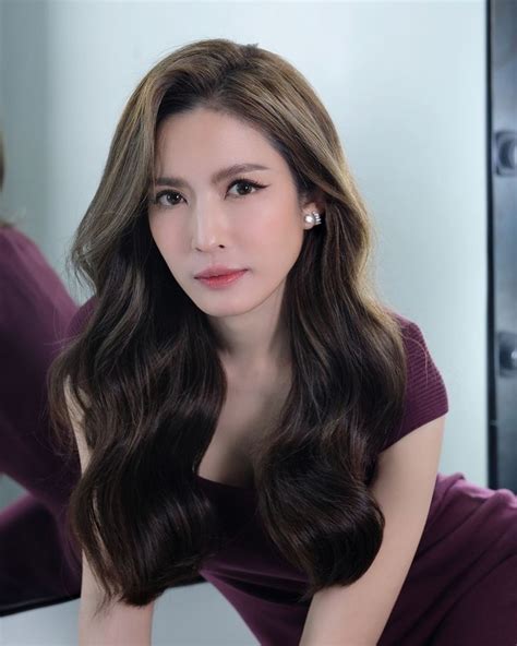 แอฟ ทักษอร ในลุคใสๆ ลืมไปเลยว่าอายุ 40 ปีแล้ว หน้าเด็กมาก