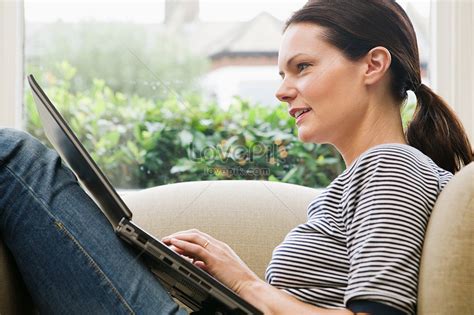 노트북을 가진 여자 사진 무료 다운로드 Lovepik