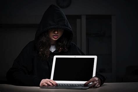 늦은 시간에 보안 방화벽을 해킹하는 여성 해커 늦은 시간에 보안 방화벽을 해킹하는 여성 해커 사진 배경 및 무료 다운로드를위한 그림 Pngtree