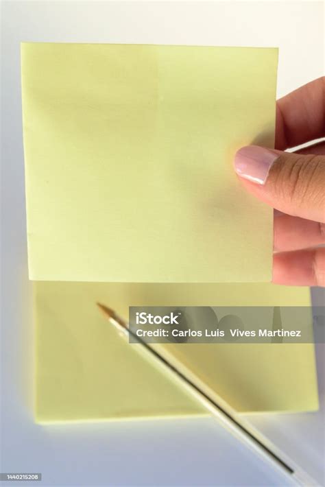 순수한 흰색 배경에 빈 편지 종이를 들고 손톱을 칠한 여자의 손 간판에 대한 스톡 사진 및 기타 이미지 간판 검은 테두리 공란 Istock