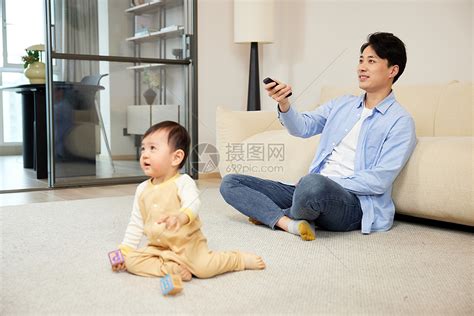 父亲与孩子在家看电视高清图片下载 正版图片507709591 摄图网
