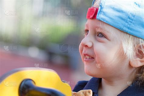 操场上可爱的金发男孩