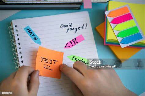 스티커 메모와 플래그 또는 페이지 표식을 사용하여 작업 구성 상기시켜 주는 것에 대한 스톡 사진 및 기타 이미지 상기시켜 주는 것 공부 시간 Istock
