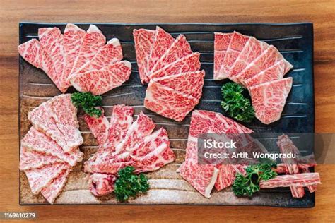 야키니쿠를 위해 석판에 대리석으로 된 식감이 있는 와규 A5 소고기의 프리미엄 레어 슬라이스의 탑 뷰 와규에 대한 스톡 사진 및 기타 이미지 Istock