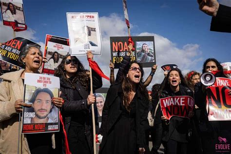 אורנה בנאי ומפורסמות אחרות בצעדה של מאות נשים קרוב לגבול עזה ישראל היום