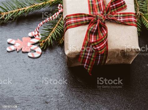 갈색 종이에 싸여 활이 달린 빨간 실크 리본으로 묶인 직사각형 상자 0명에 대한 스톡 사진 및 기타 이미지 0명 갈색 공란 Istock