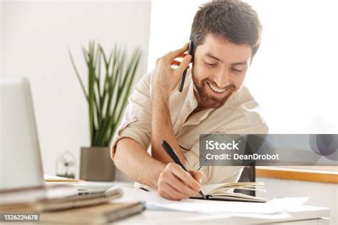 현대 사무실에서 테이블에 앉아있는 동안 휴대 전화로 이야기 하는 흰색 셔츠를 입고 성공적인 사업가 30 대의 이미지 30 39세에 대한 스톡 사진 및 기타 이미지 Istock